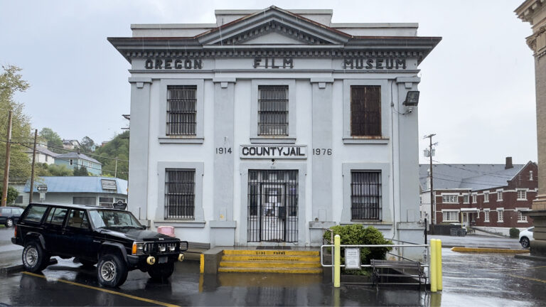 Oregon Film Museum｜かつての郡刑務所を改装した映画のミュージアム – plusroadtrip