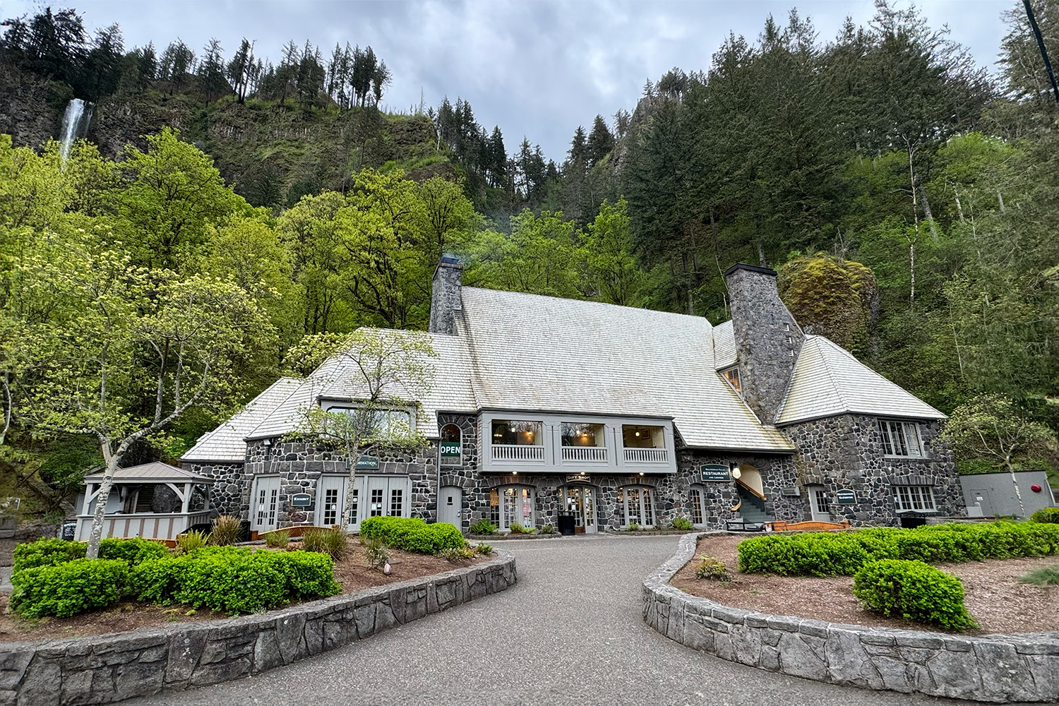 Multnomah Falls｜約189mの高さを誇る美しい滝 – plusroadtrip